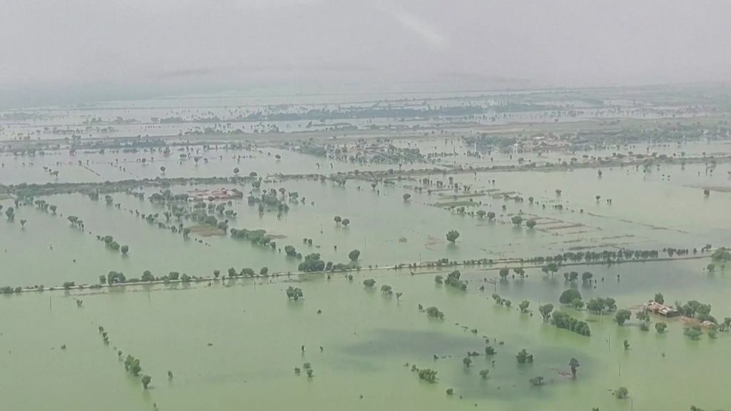 Footage of devastation in Pakistan from above, people receive flood ...