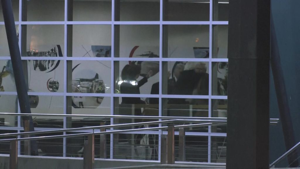 The moment when Julian Assange embraced former PM Kevin Rudd - ABC News