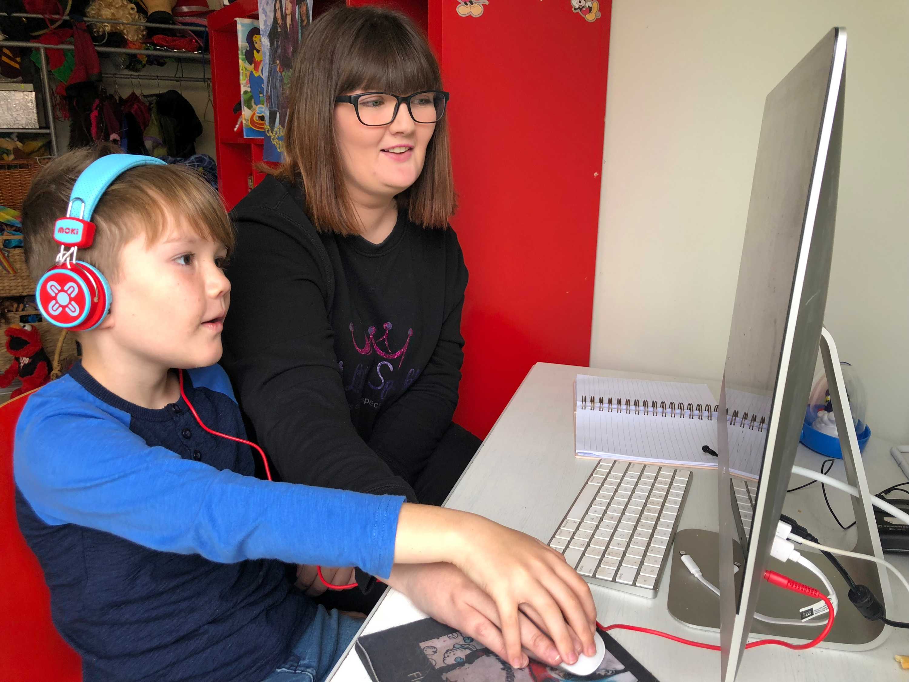 Autism: How Taylor Swift helps Fletcher, 8, learn - ABC News