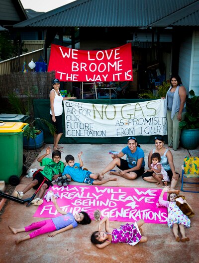 Protest signs provoke controversy in Broome - ABC News