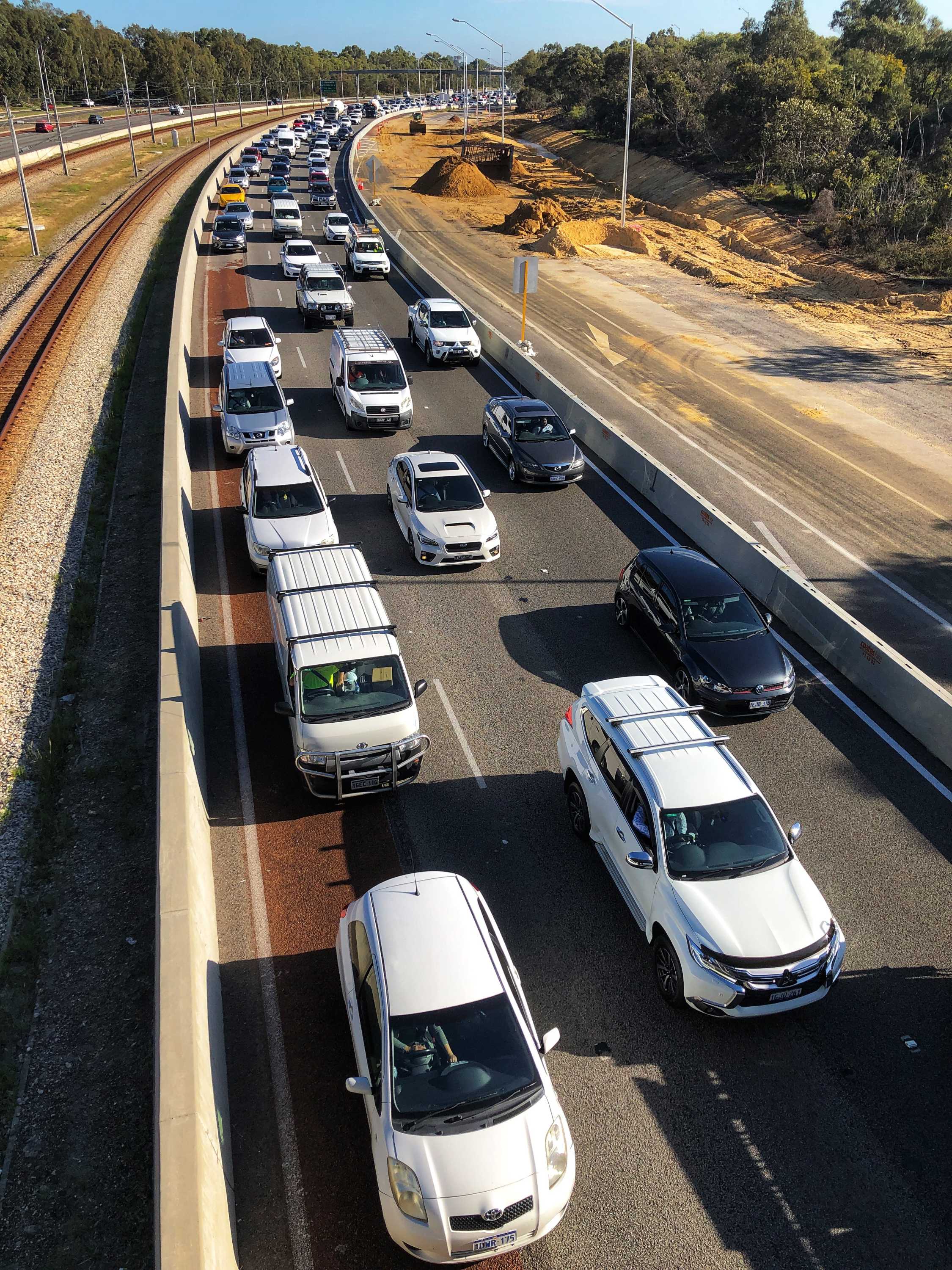 Mitchell Freeway sees massive traffic delays as pedestrian bridge ...
