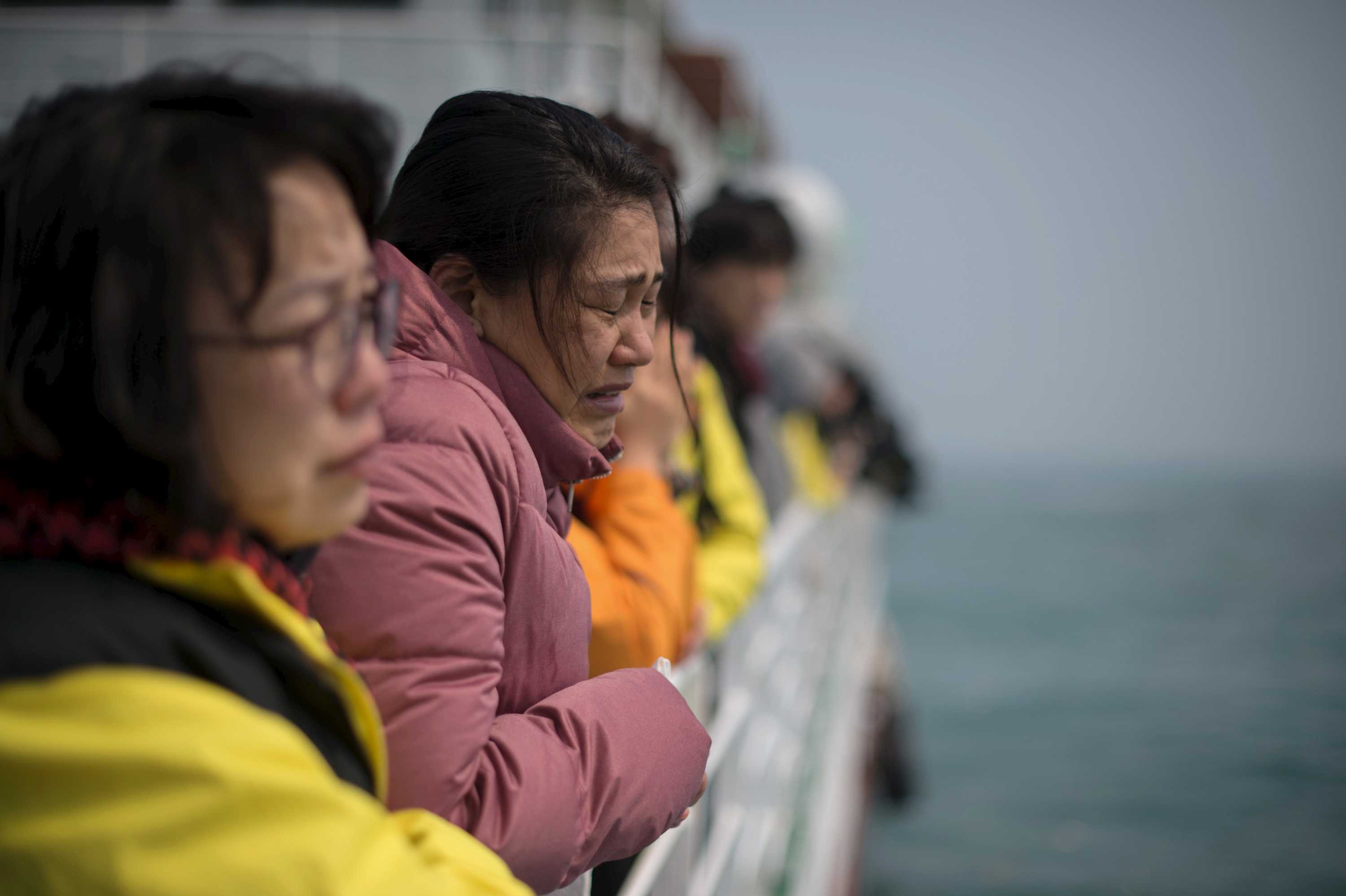 Sewol ferry disaster: Relatives mark one year since South Korea tragedy ...