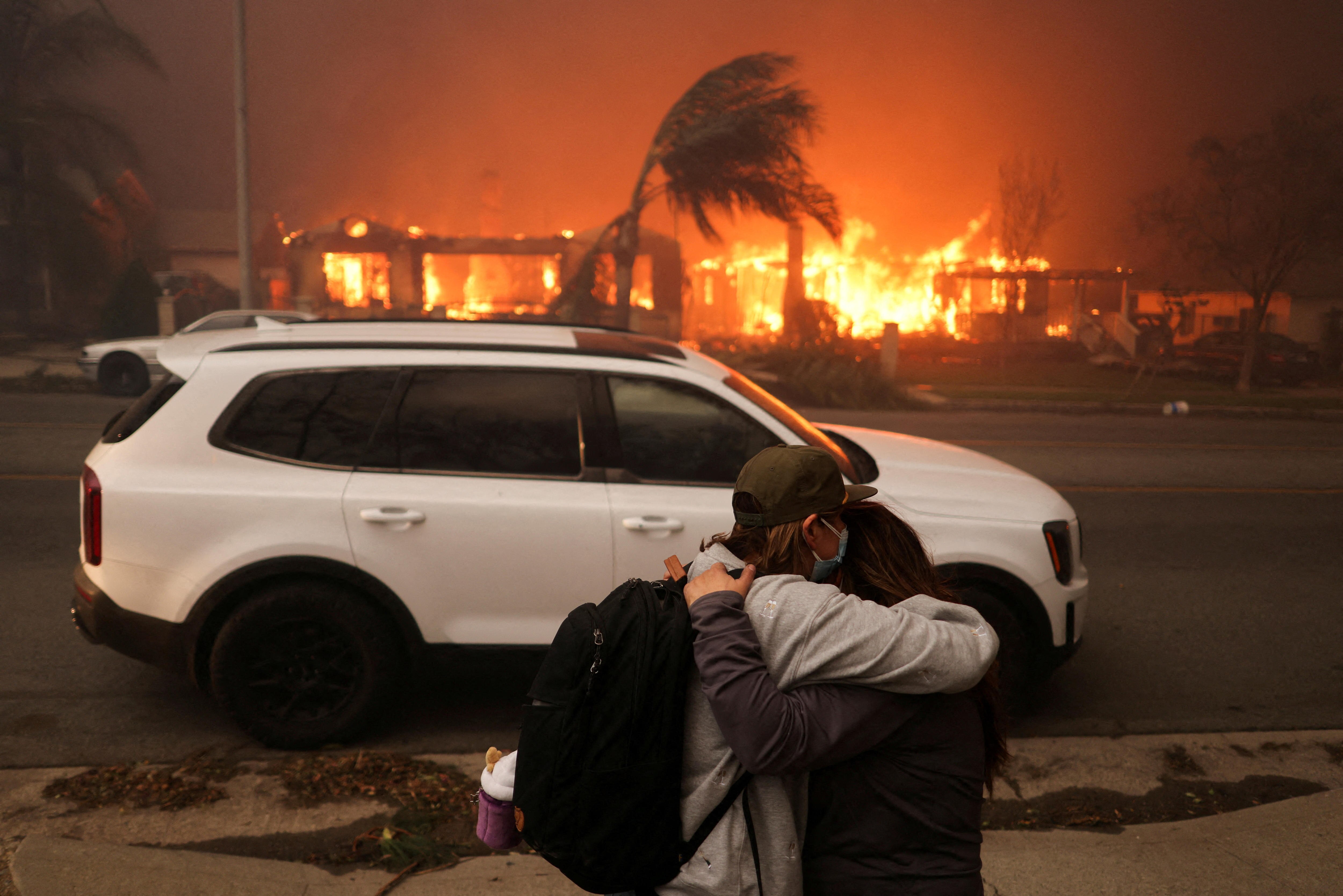 Apocalyptic scenes as wildfires tear through Los Angeles - ABC News