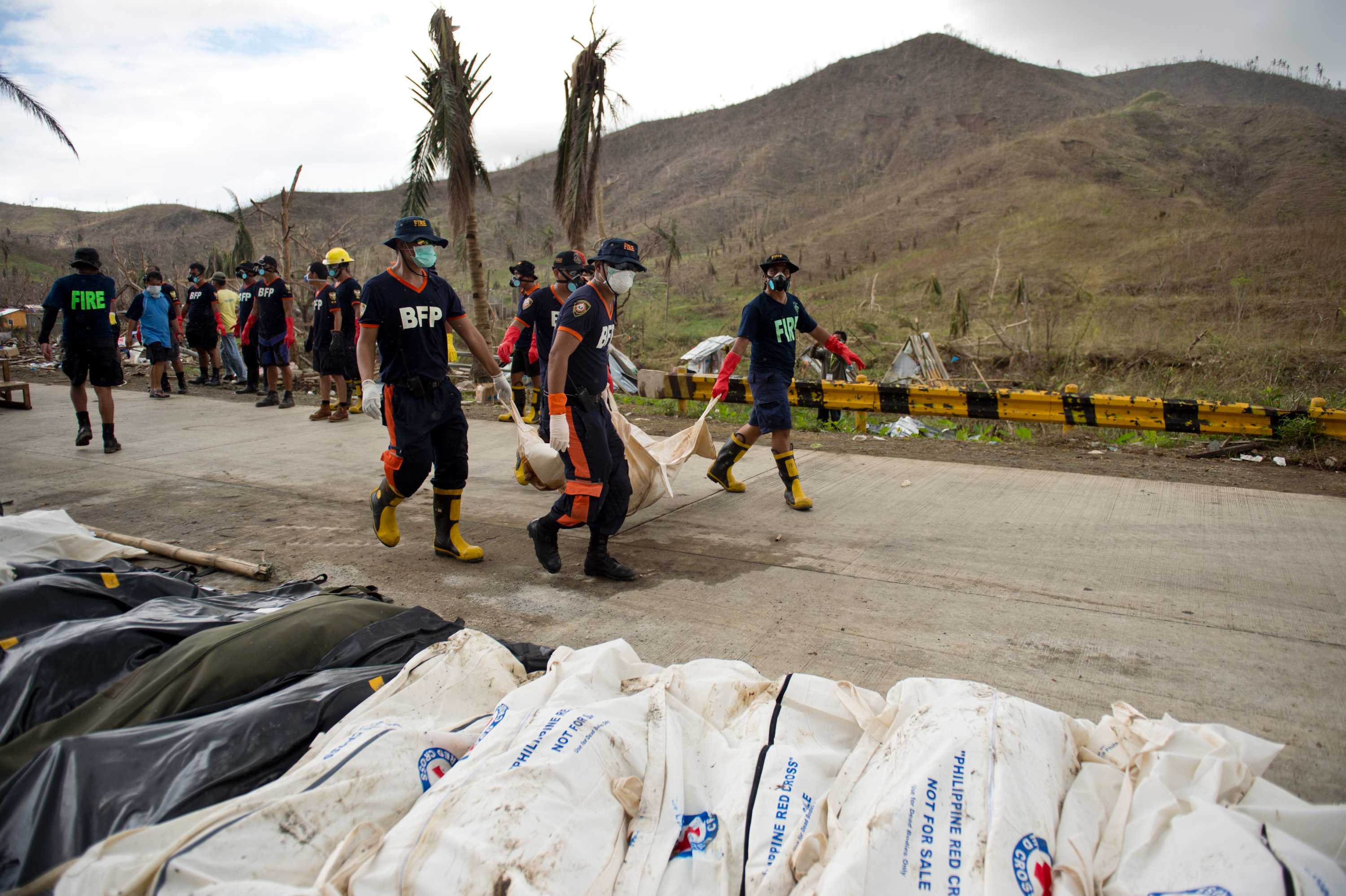 Typhoon Haiyan: hundreds unburied after Philippines storm - ABC News