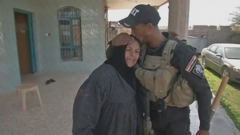 Iraqi army greeted with tears and open arms in al-Alam - ABC News