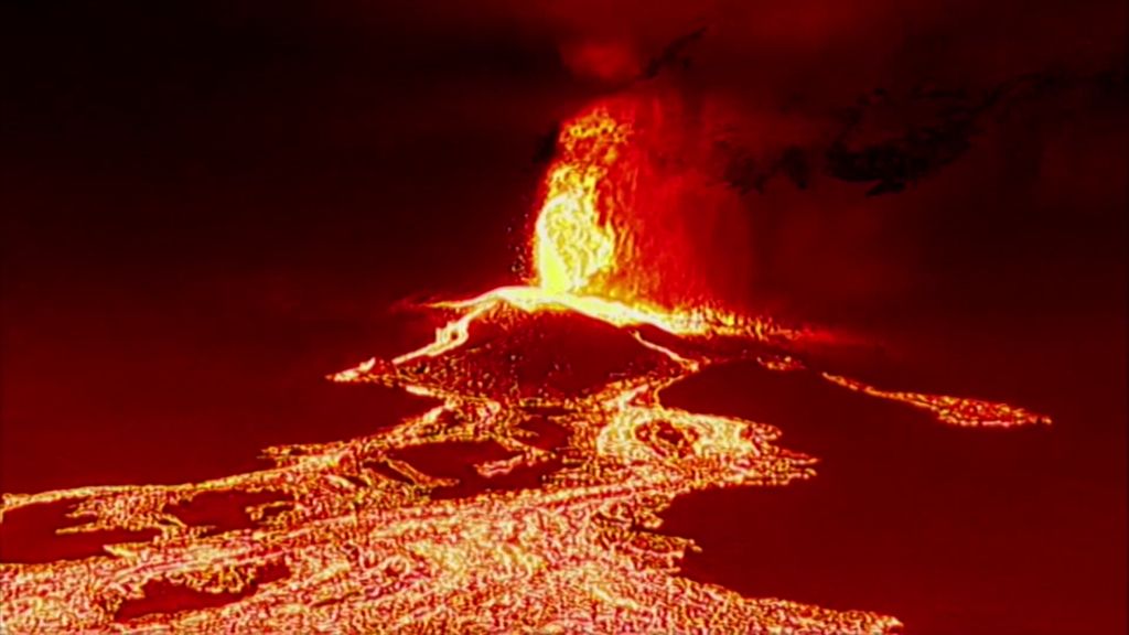 Thousands forced to flee as La Palma's volcano continues to erupt - ABC ...