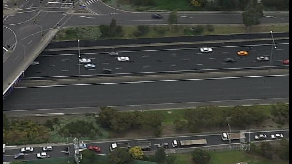 Dead body on freeway causes peak-hour chaos - ABC News