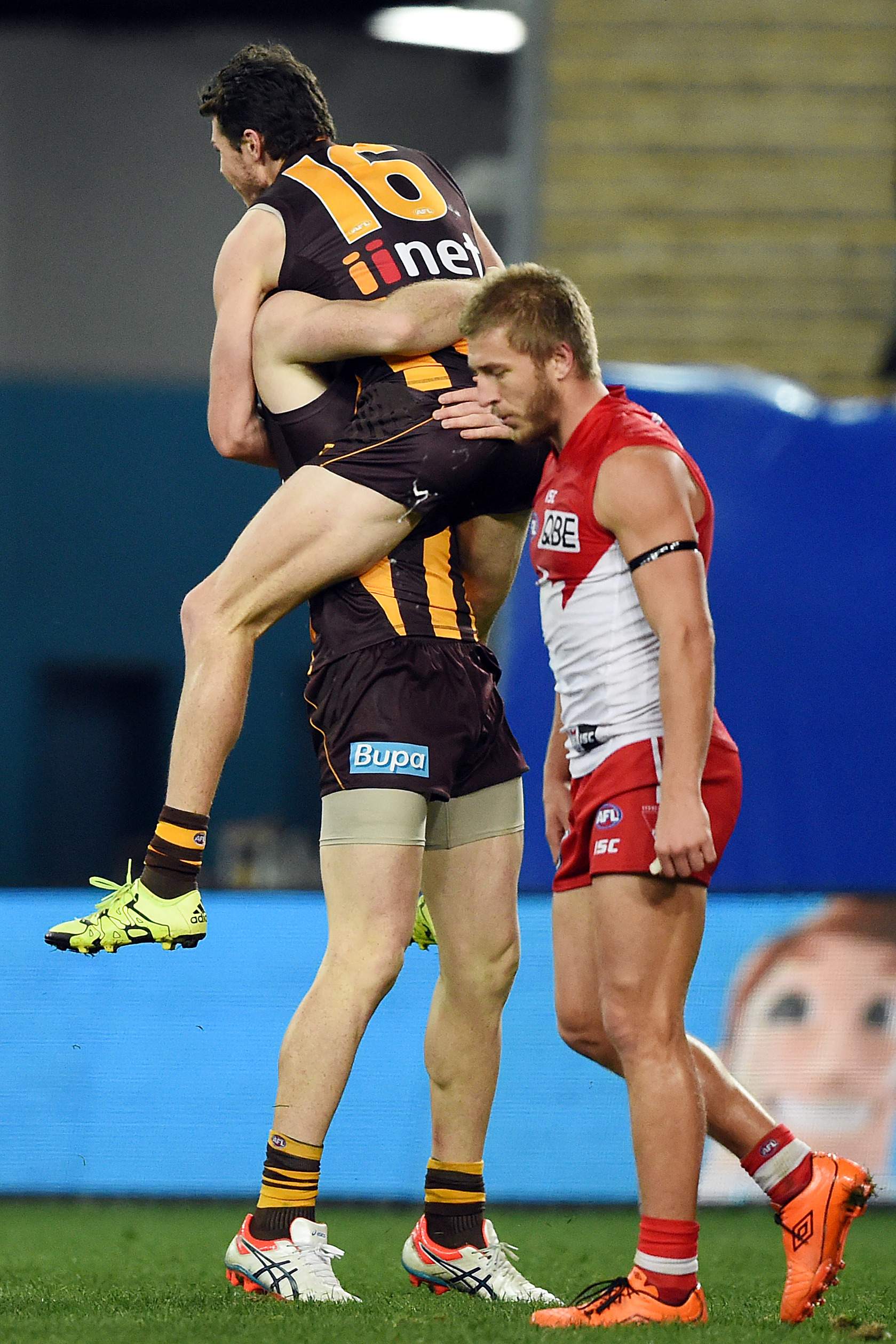 Hawthorn stuns Sydney Swans with 89-point thumping - ABC News