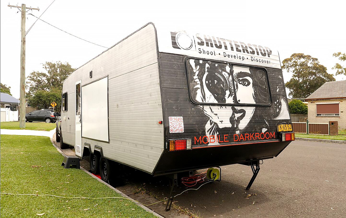 Photographer transforms caravan into mobile darkroom to teach film ...
