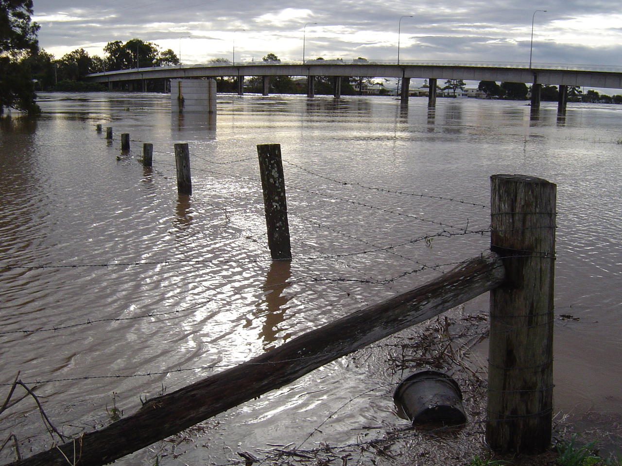 Residents brace for flood peaks - ABC News