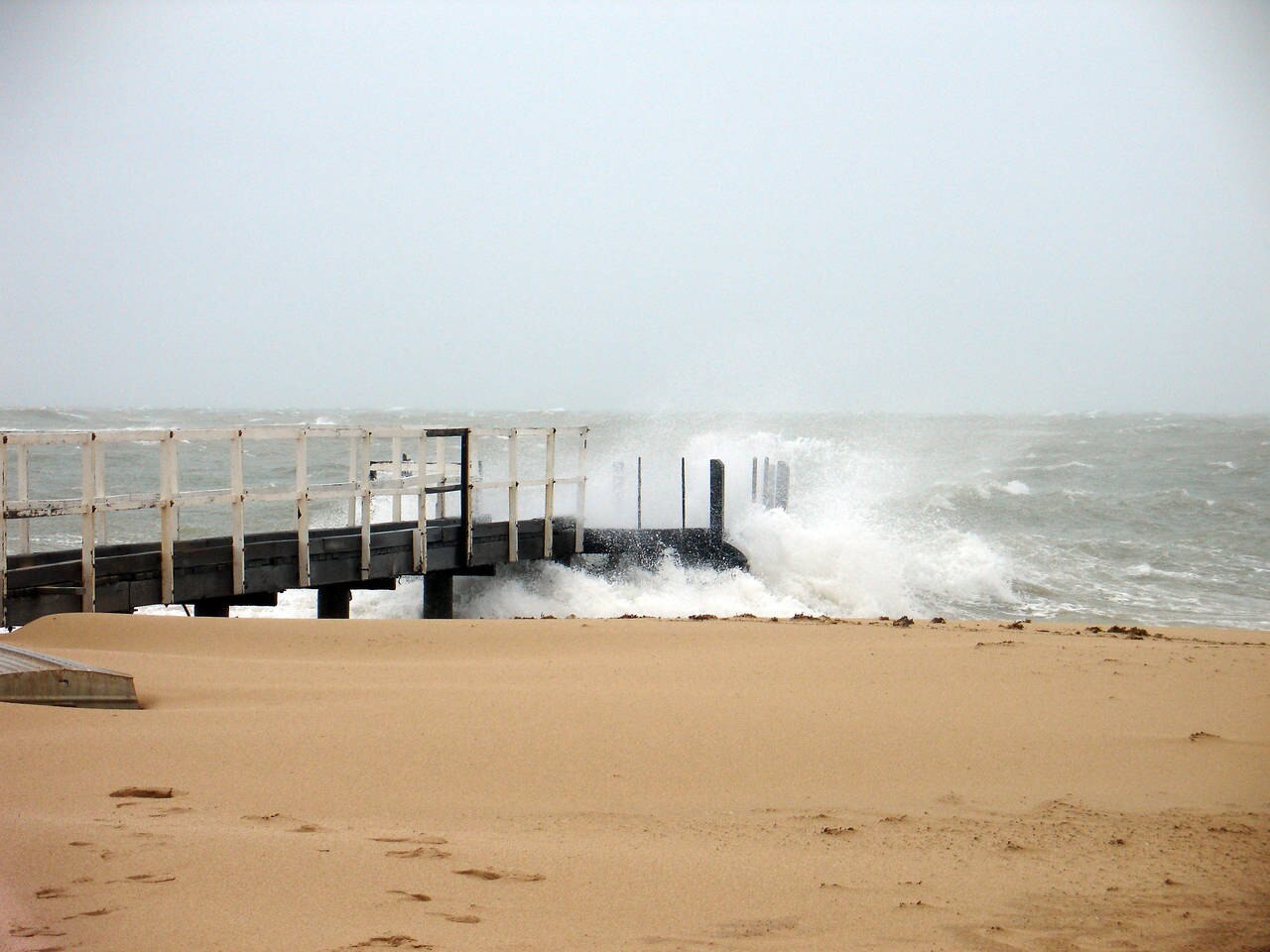 Exmouth escapes cyclone's fury - ABC News