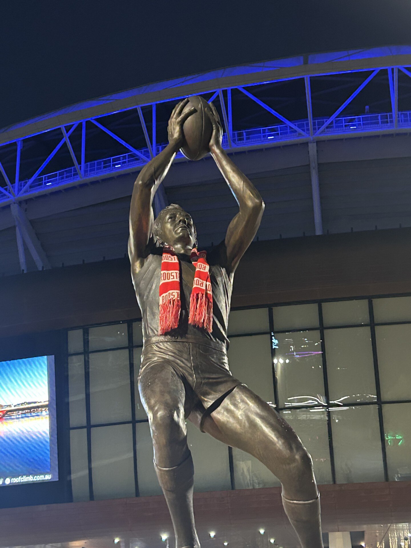 Adelaide Oval sculptor's moving tribute to Barrie Robran - ABC listen