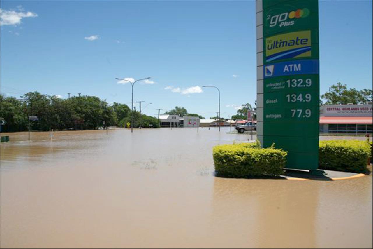 Emerald 'a mess' with flood debris - ABC News