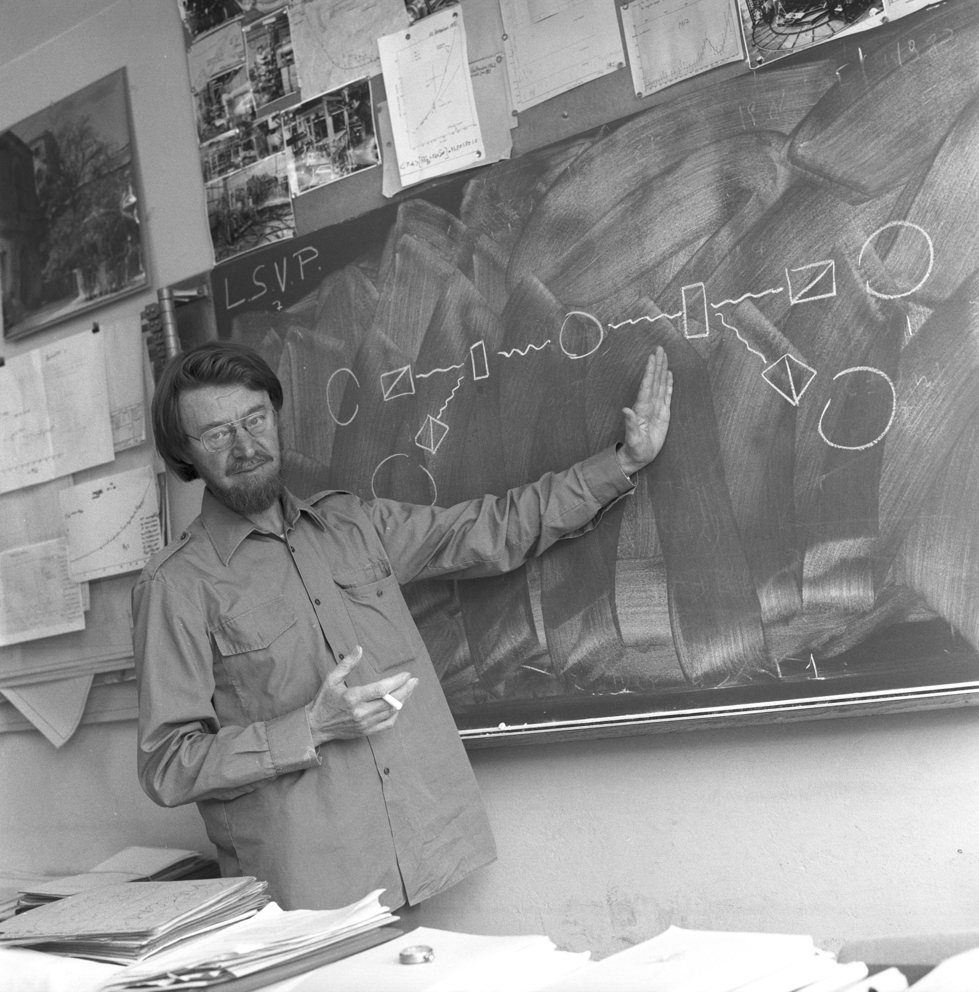 Quantum mechanics physics theory was born 100 years ago, thanks to ...