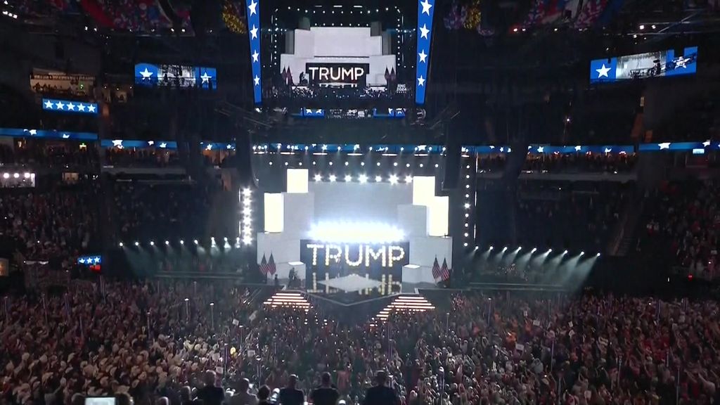Donald Trump appears on stage to live performance of "God Bless the USA ...