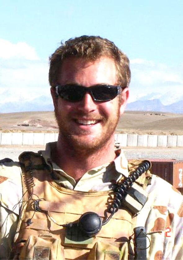 Comrades farewell fallen digger - ABC News