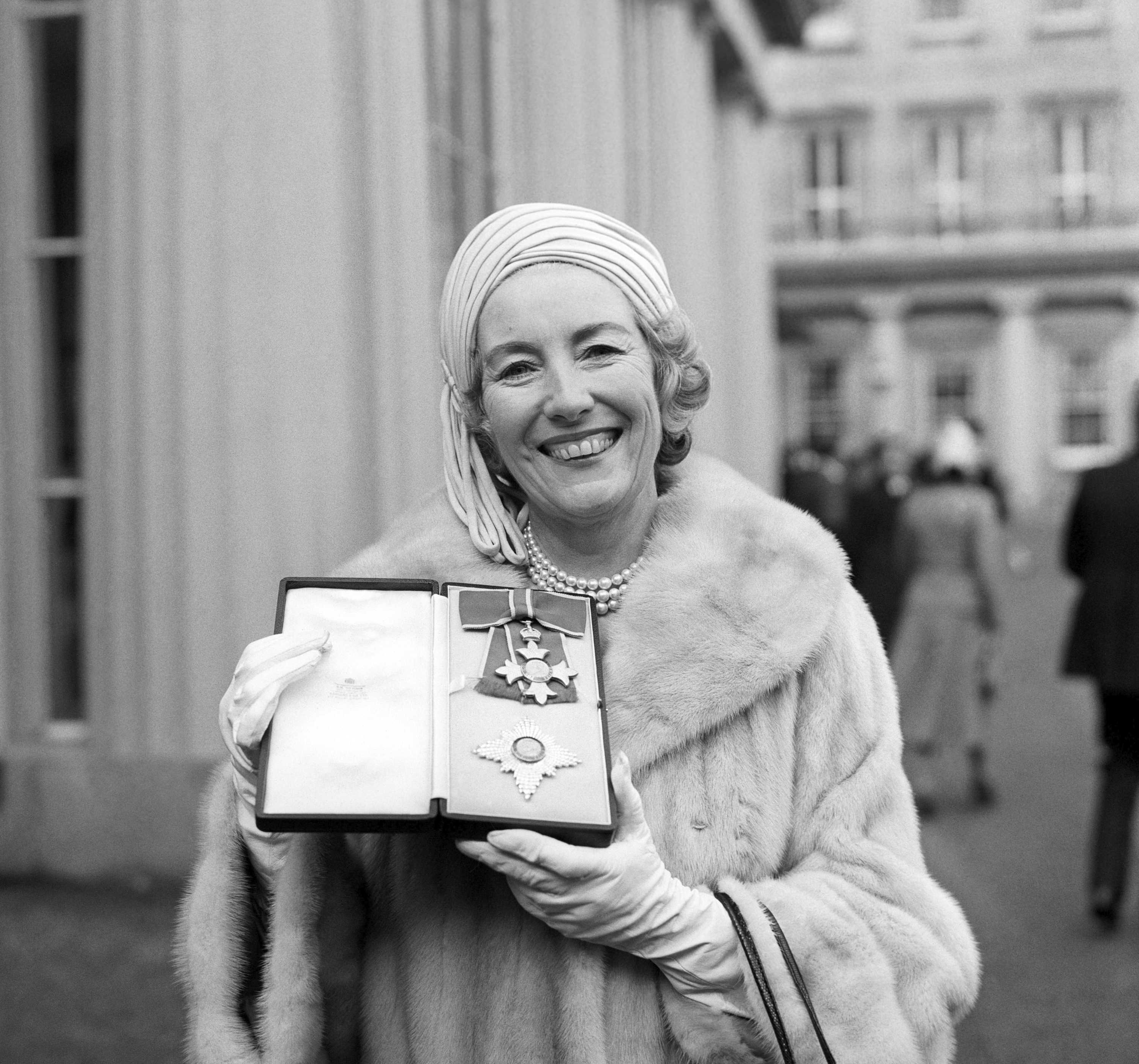 British singer Vera Lynn, the 'Forces' Sweetheart', dies aged 103 - ABC ...