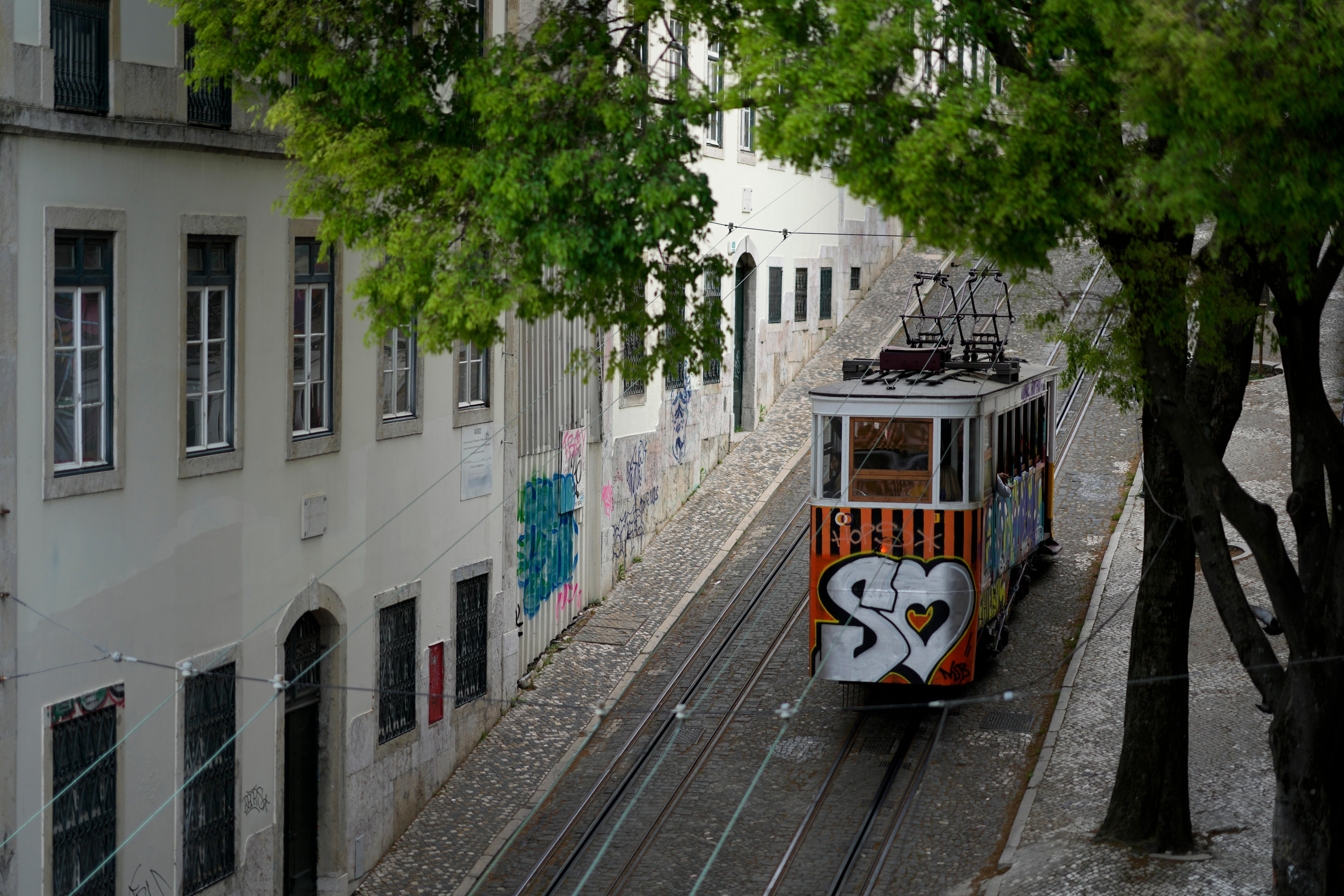 What is a funicular railway? How does it work? - ABC News
