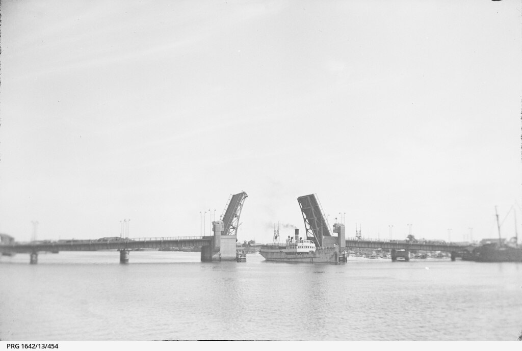 Port Adelaide's Birkenhead Bridge still moving more than 16,000 ...