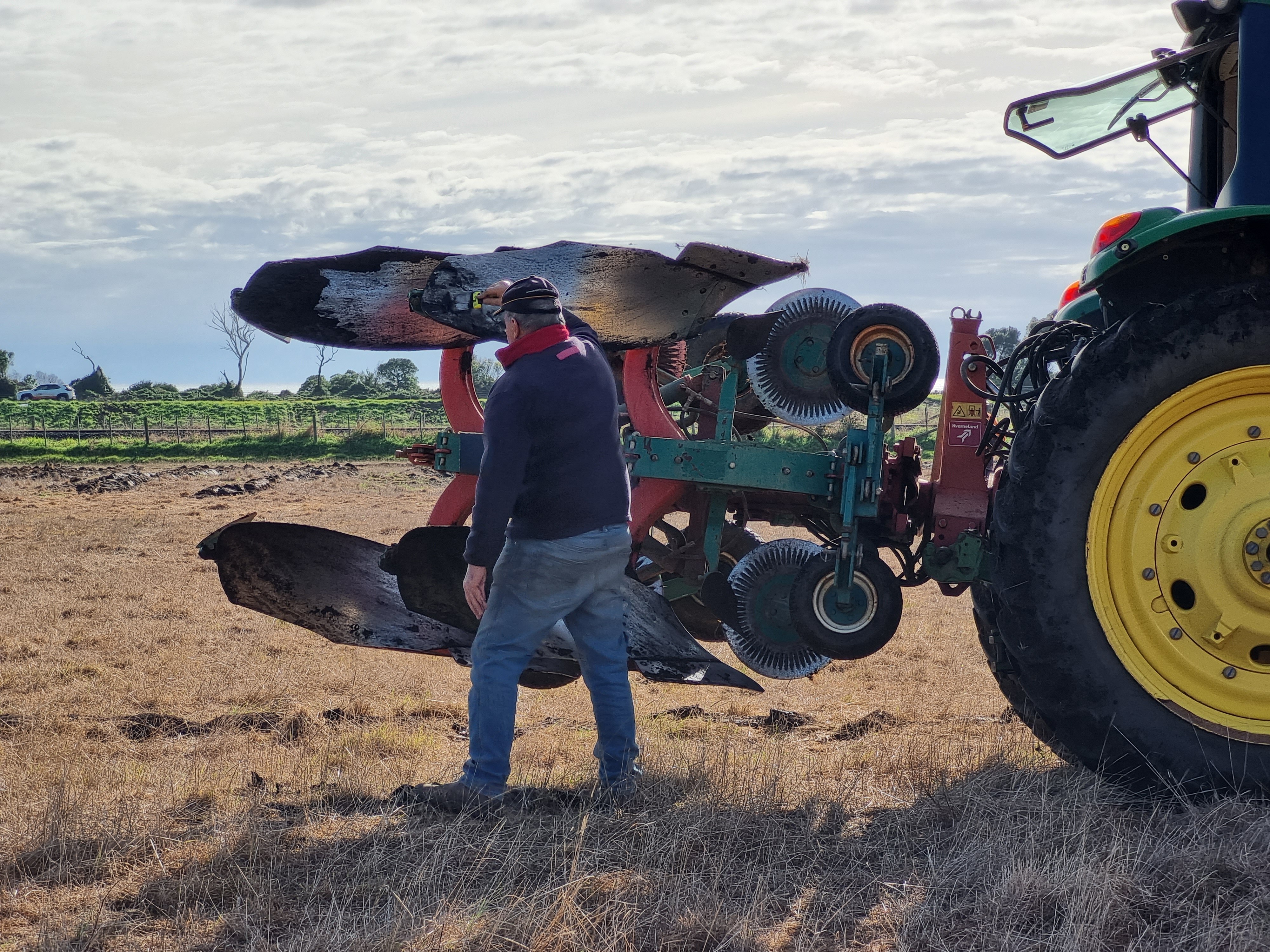 Father and daughter face off in 2023 Tasmanian Ploughing Competition - ABC News
