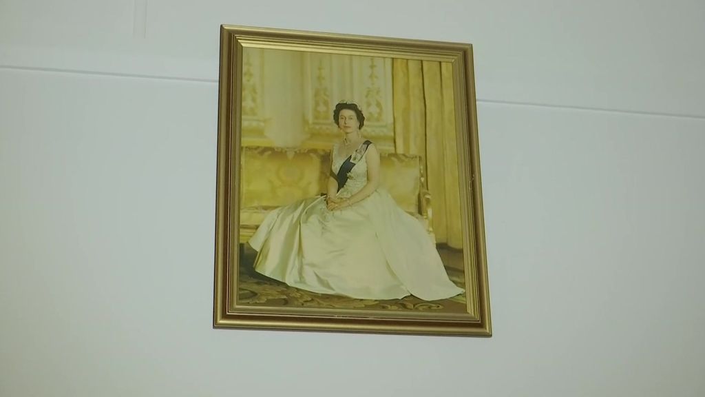 Photo of the Queen survives Lismore flood - ABC News