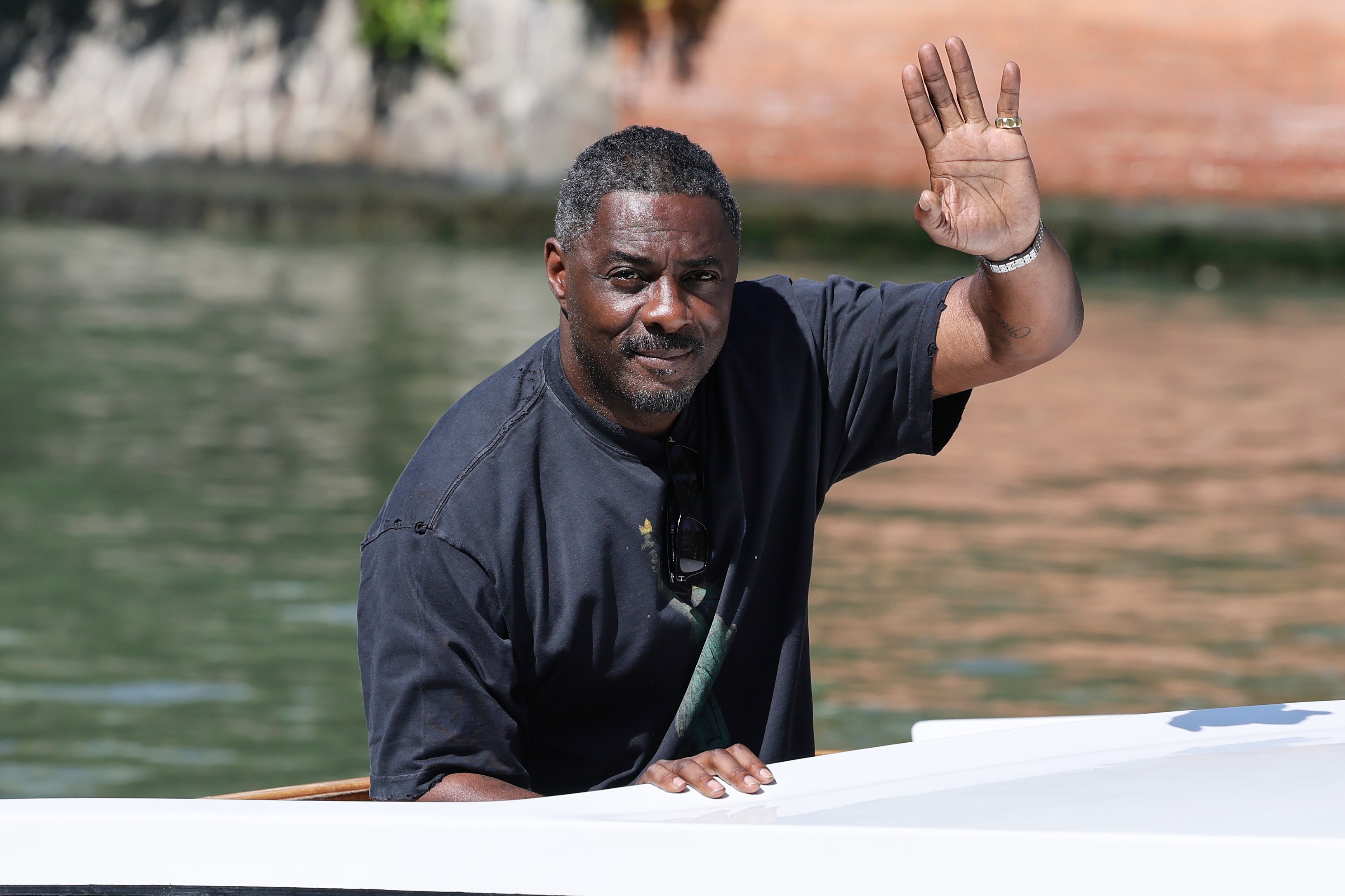 Idris Elba shuts down the idea of a black James Bond - ABC News