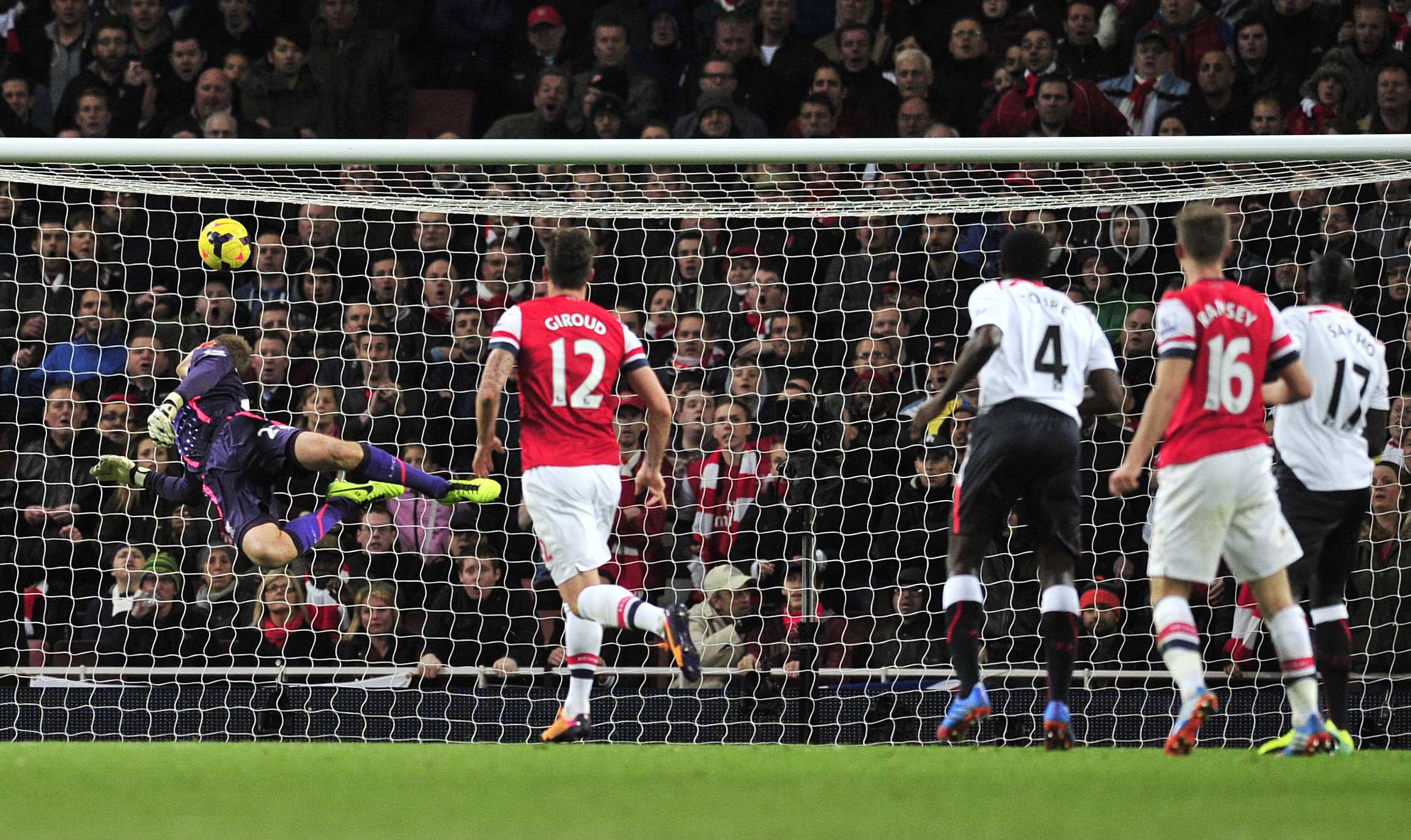 Arsenal beats Liverpool 2-0 to stay atop EPL table as Manchester United ...