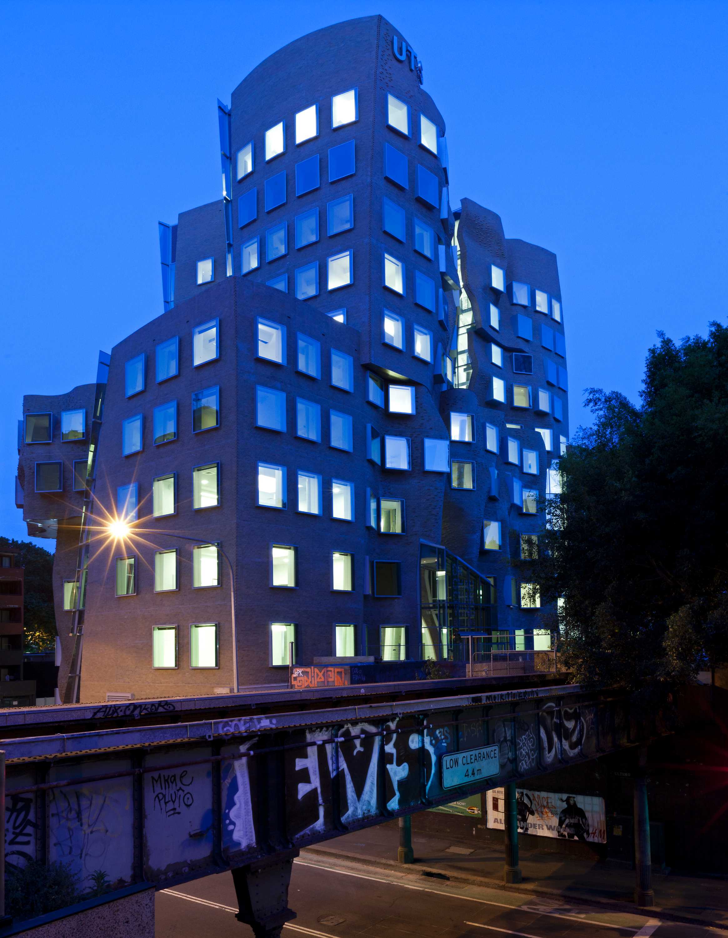 Architect Frank Gehry opens new UTS 'paper bag' building; says design ...