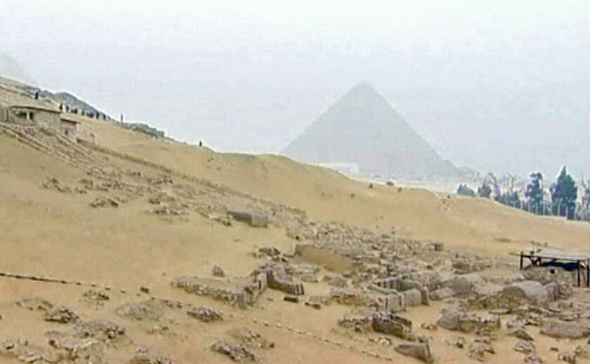 Tombs of pyramid builders uncovered - ABC News