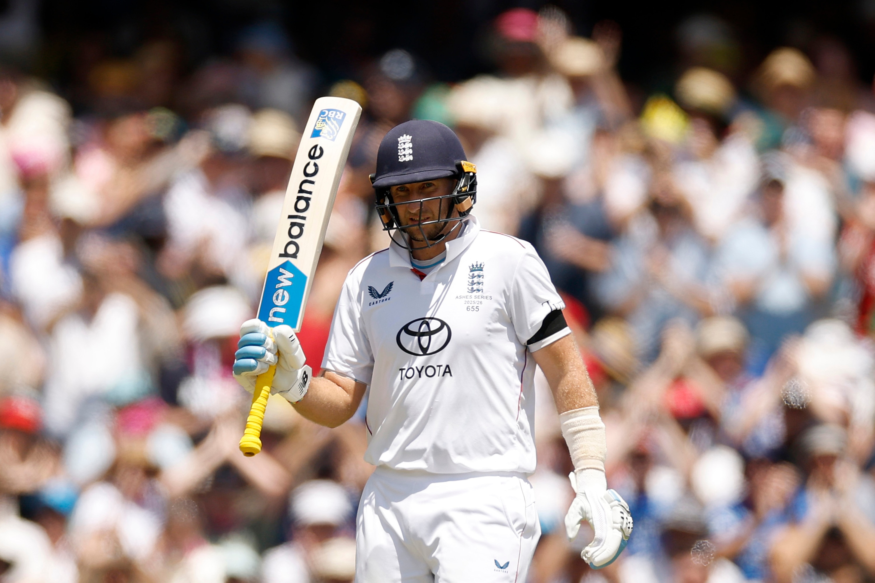 Ashes 2025: Bad light halts England's charge as Harry Brook and Joe ...