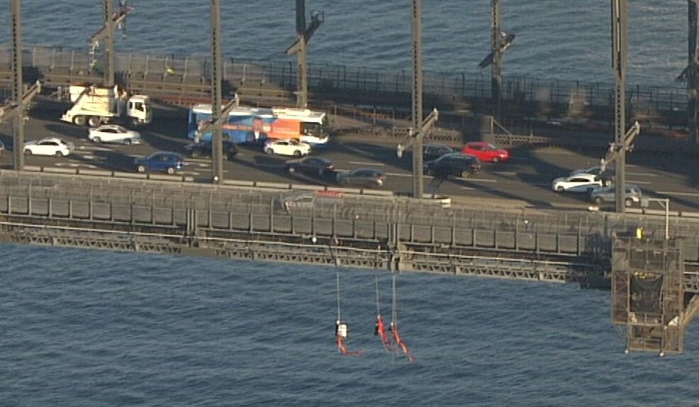 Sydney Harbour Bridge used by Greenpeace activists to protest climate ...