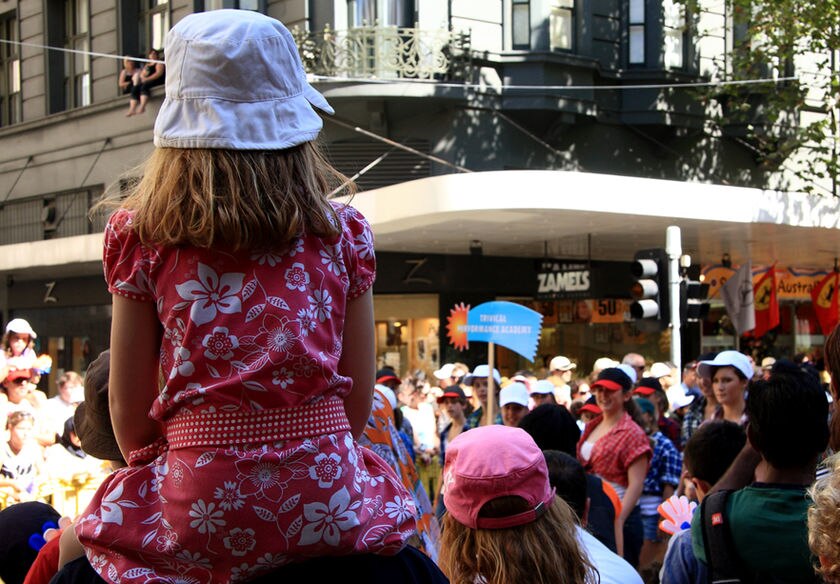 Thousands watch Melbourne's Moomba parade - ABC News