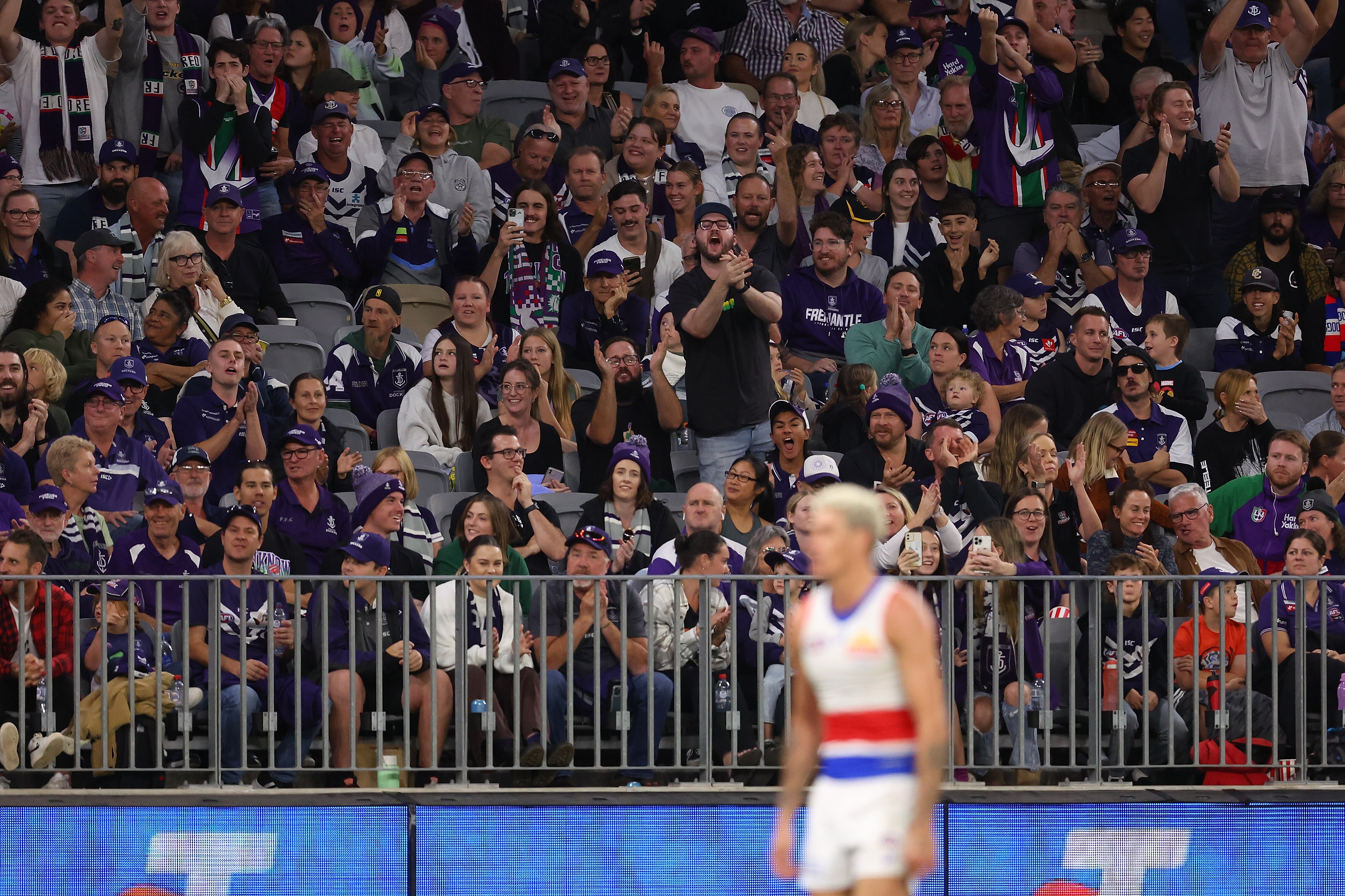 Rory Lobb takes treatment from Fremantle fans and ex-teammates in ...