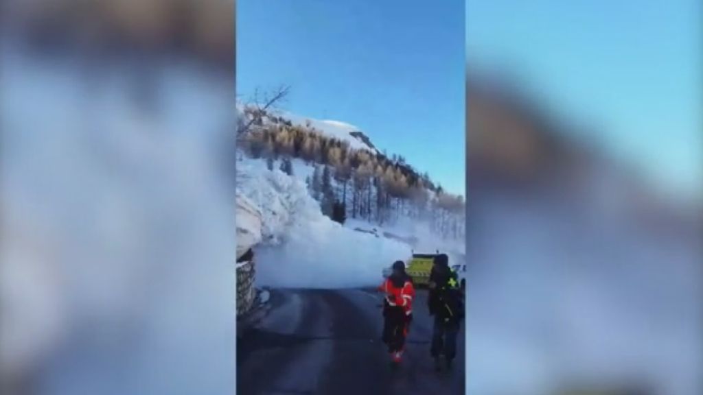 Watch: Powerful avalanche sends road workers fleeing - ABC News