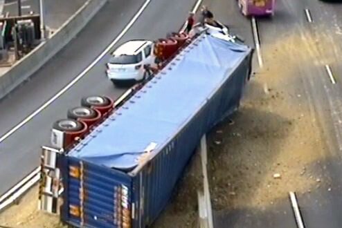 Melbourne's Bolte Bridge reopens after truck roll-over just before ...