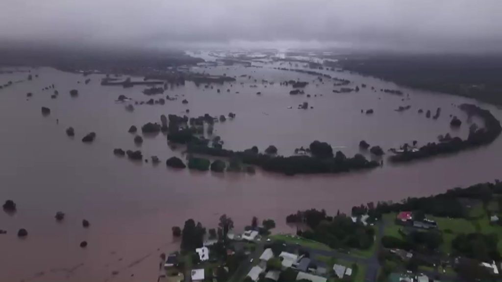 Flooding over Taree and Tinonee - ABC News