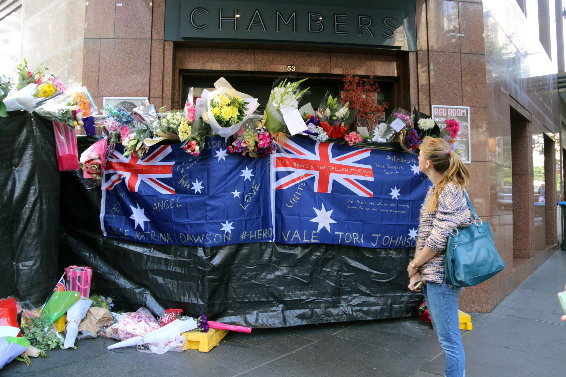 Sydney siege: Martin Place deluged with flowers and tributes to Lindt ...