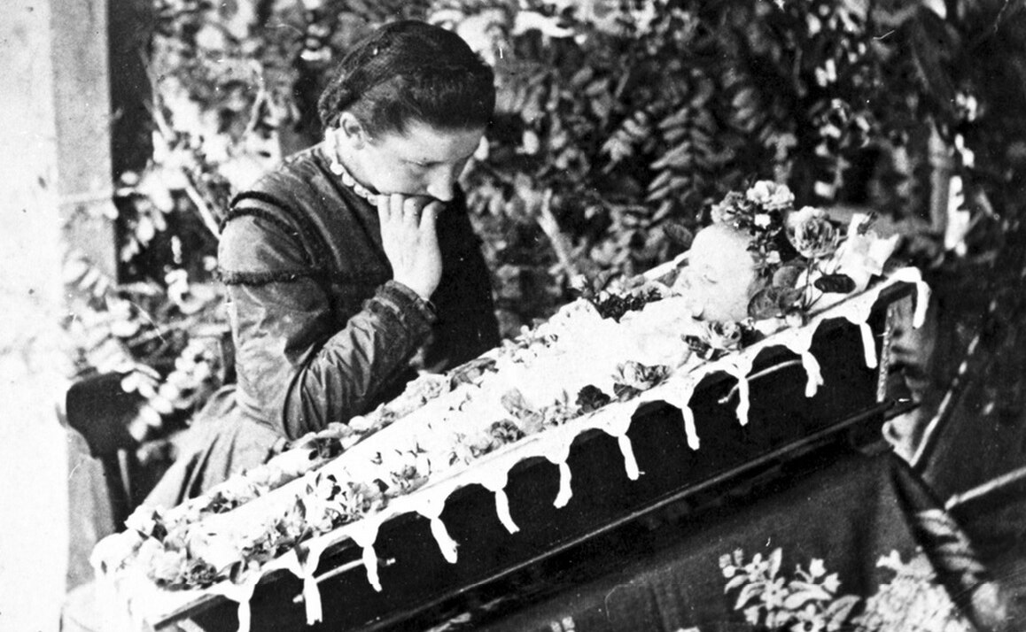 Victorian-era photographs of the dead reveal moments of tenderness ...