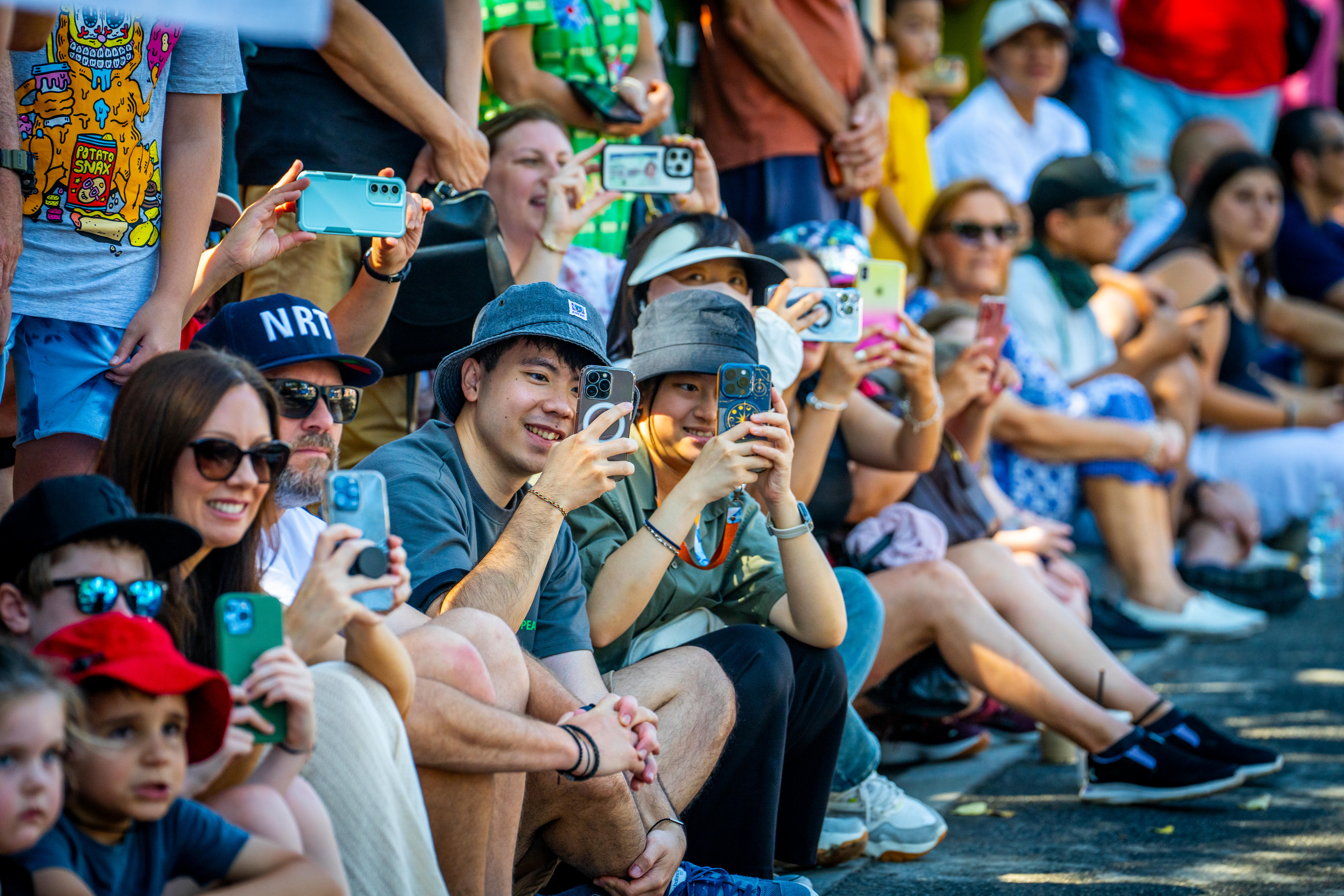 Record crowds brave Melbourne heat for 71st Moomba Festival - ABC News