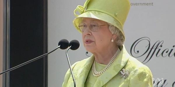 Queen Elizabeth praises courage of military - ABC News