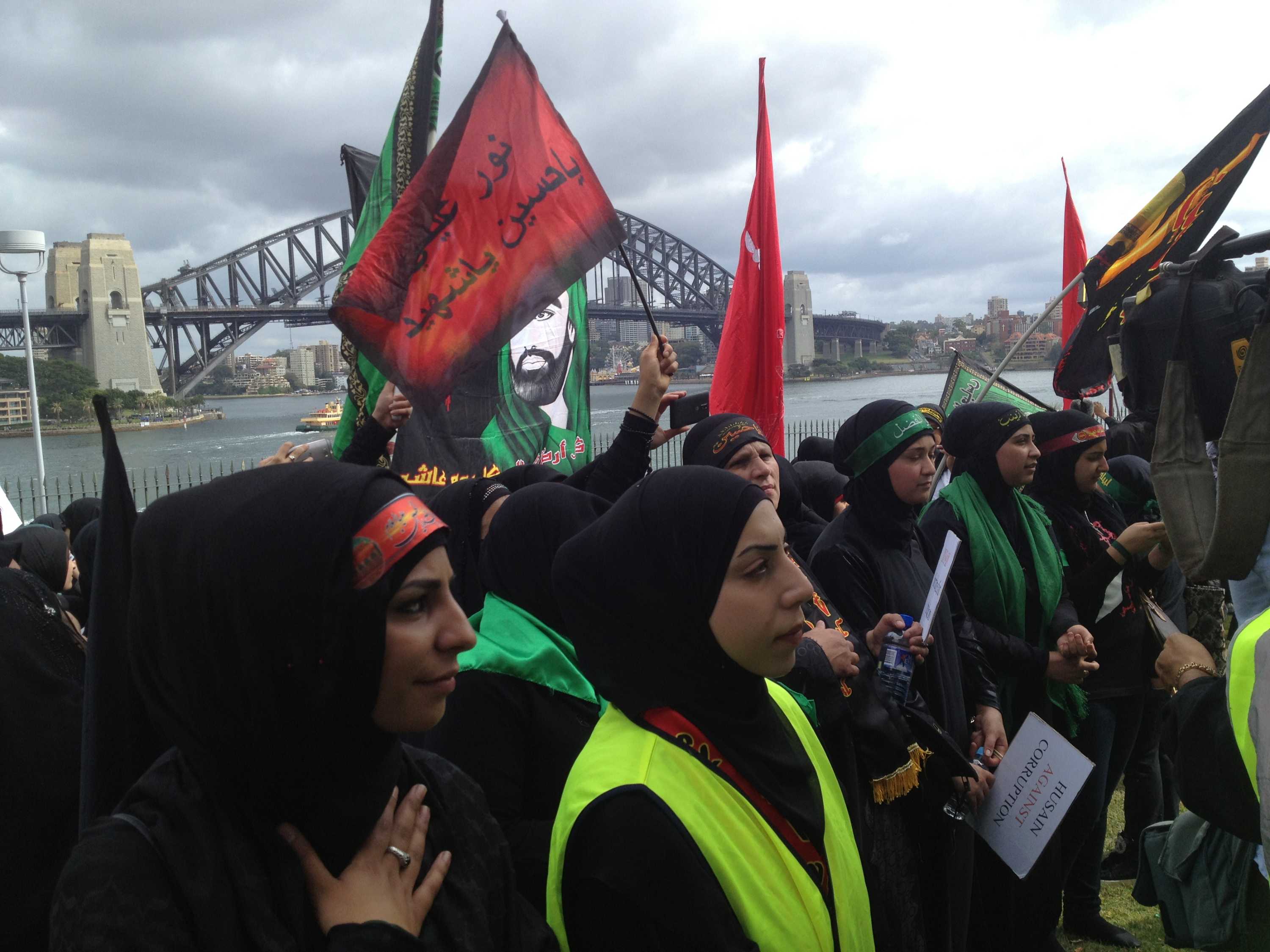 Shia Muslims stand against IS at annual Ashura march in Sydney - ABC News