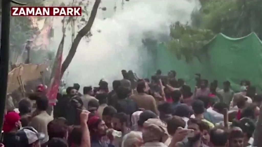 Protesters clash with Pakistan police as they try to arrest ex-PM Imran ...