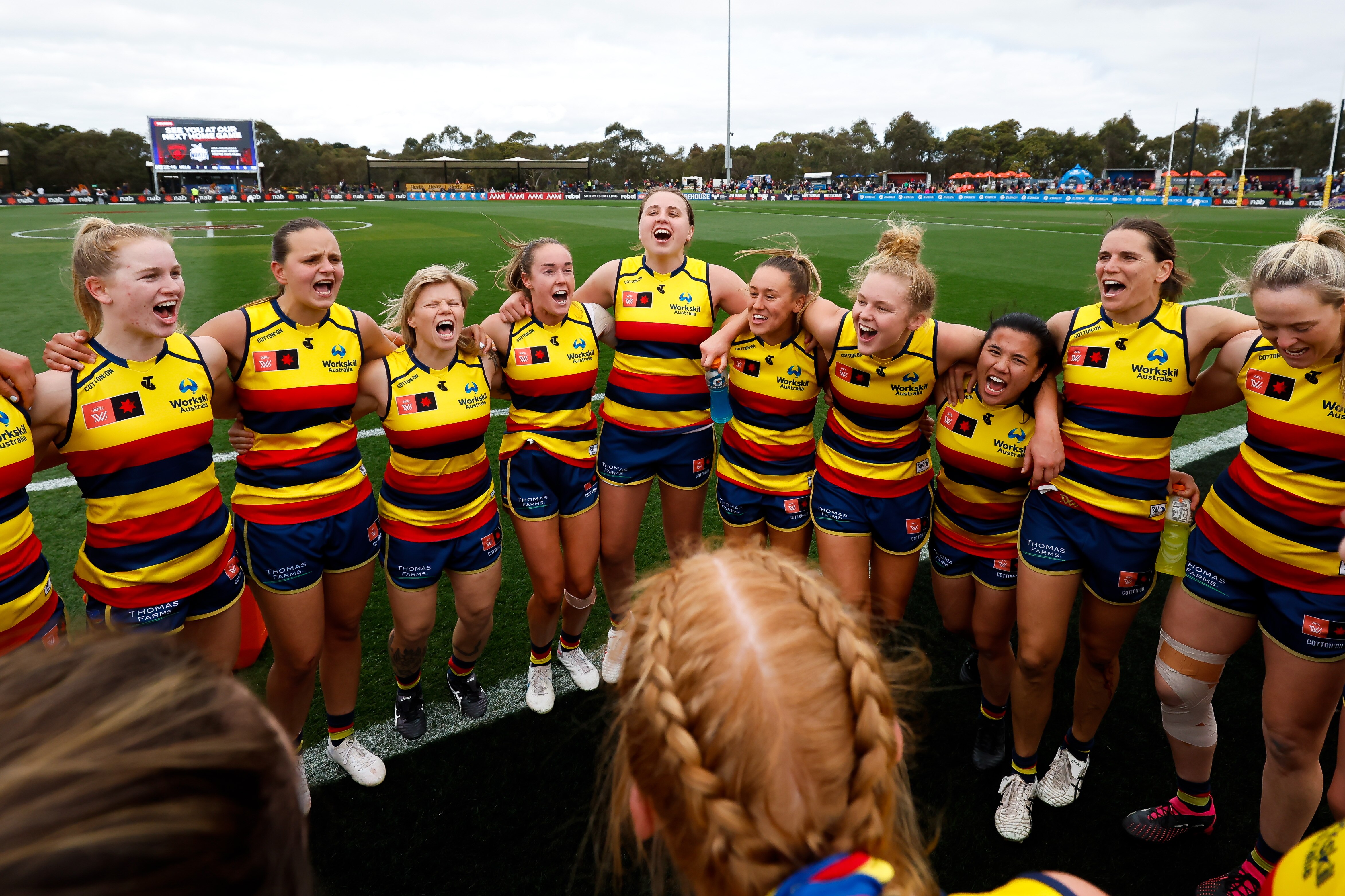 Hot Pies, Crows claim top spot and 'professional standards' in Round ...