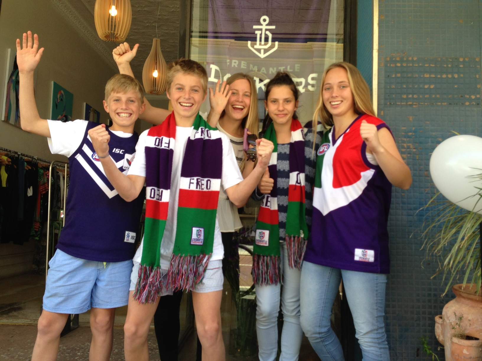 Thousands of Dockers fans descend on Fremantle - ABC News