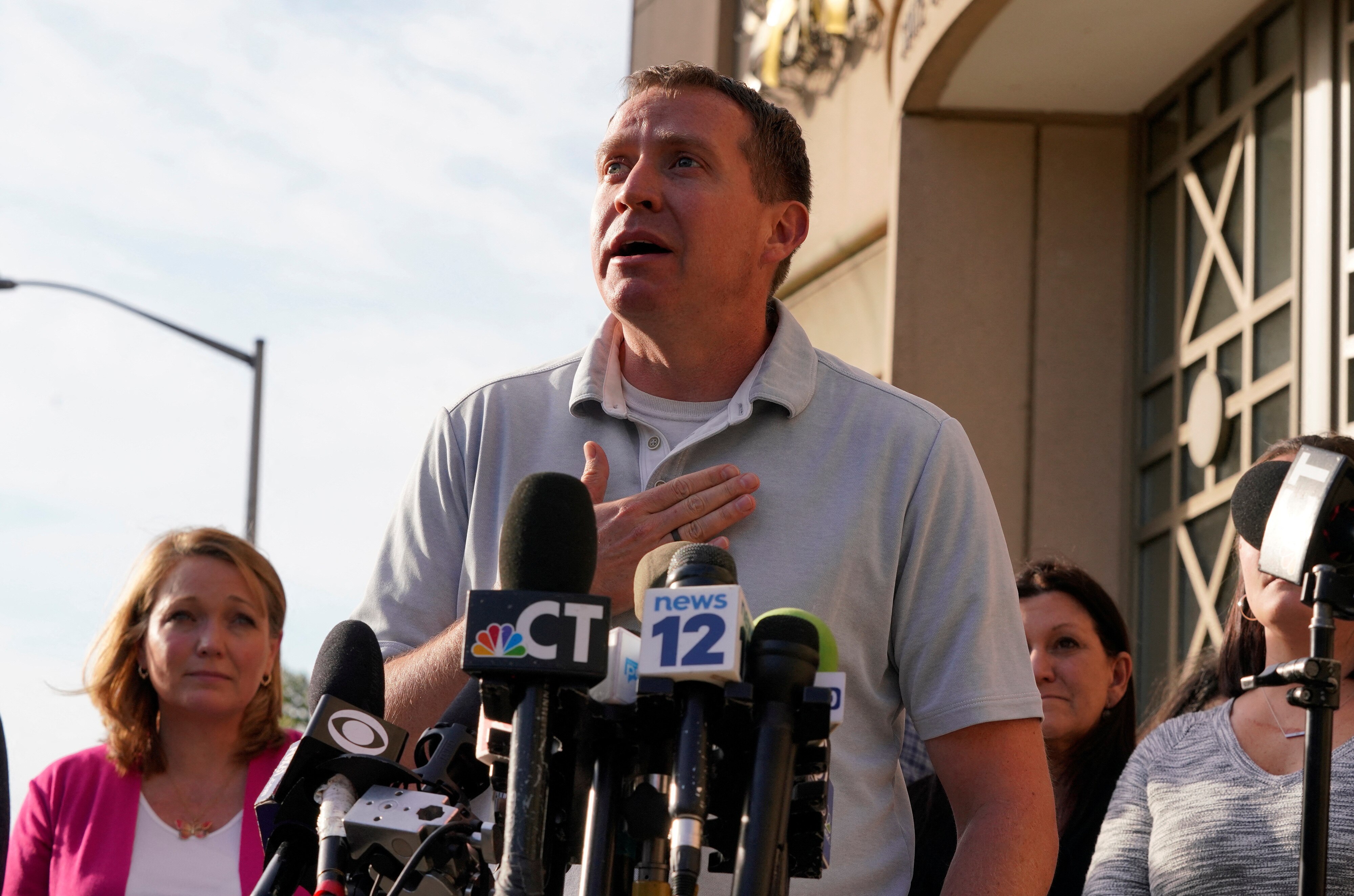 Alex Jones ordered to pay nearly $US1 billion in damages to Sandy Hook ...