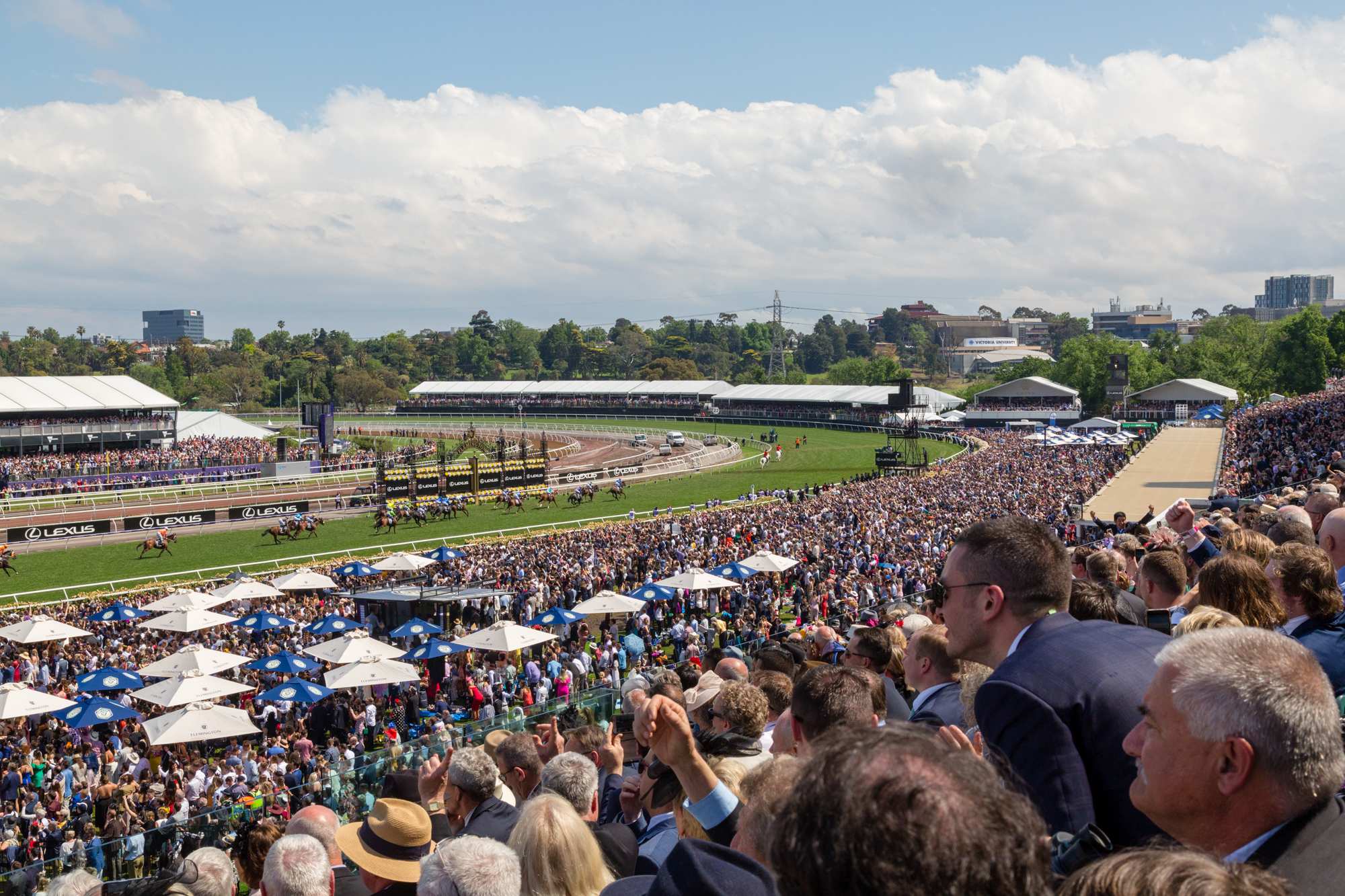 Last-minute ban on crowds at English racecourse carries warning for ...