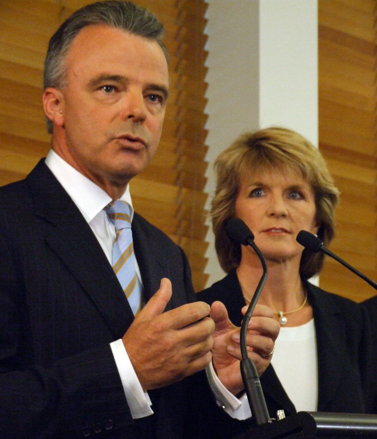 Coalition front bench hinging on undecided seats - ABC News