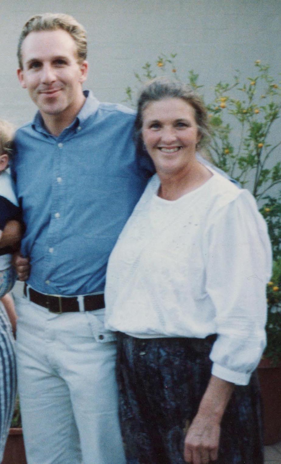 Man finds long-lost brother by chance in Noosa cafe - ABC News