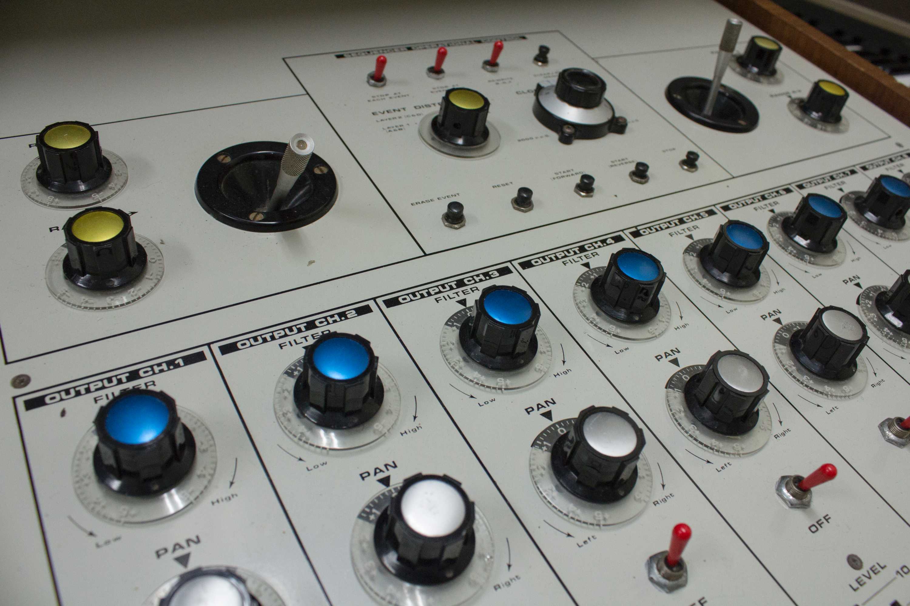 Melbourne's 'Doctor Who' synthesiser EMS Synthi 100 given engineering ...