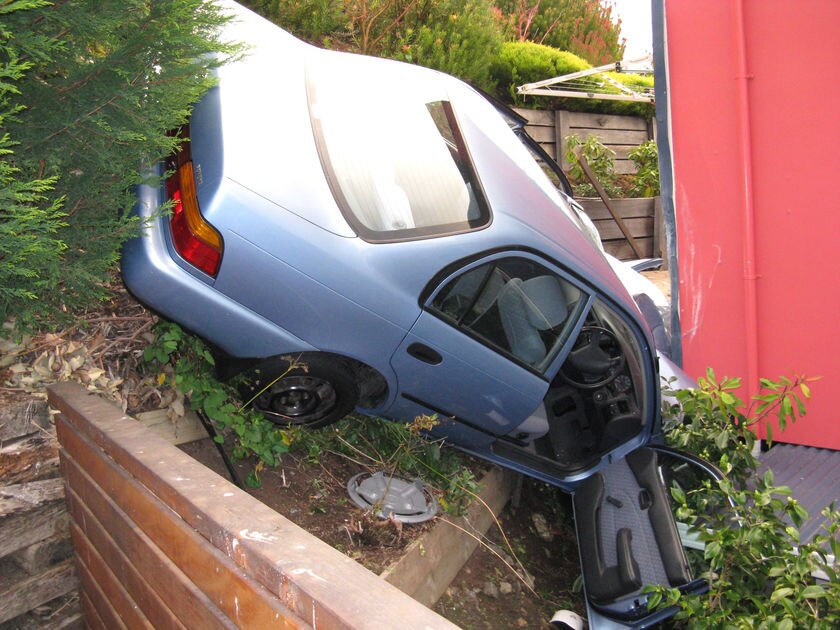 House damaged in car crash - ABC News